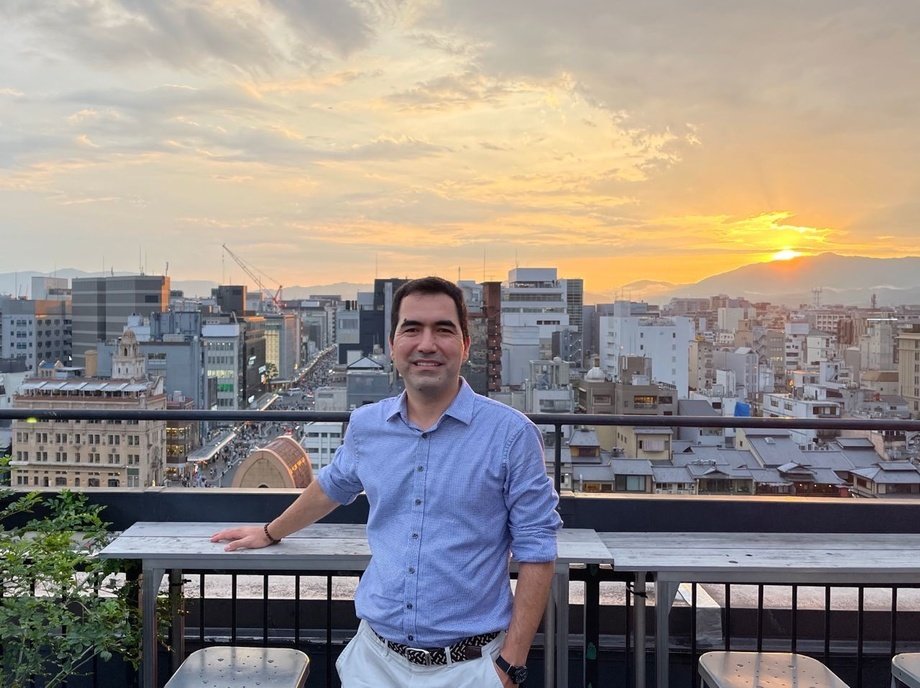 Britaniyadagi o‘zbekistonlik o’qituvchining kitobi Xoll mukofotini oldi